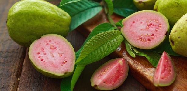 Tá na época de goiaba; saiba como escolher e preparar a fruta da ...