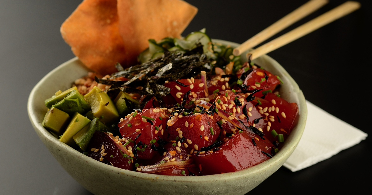 Procura um prato leve e saudável? Aprenda a fazer poke, direto do Havaí ...