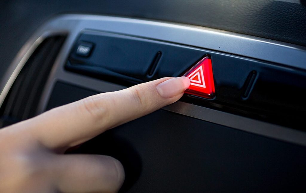 Usar corretamente o pisca-alerta - UOL Carros