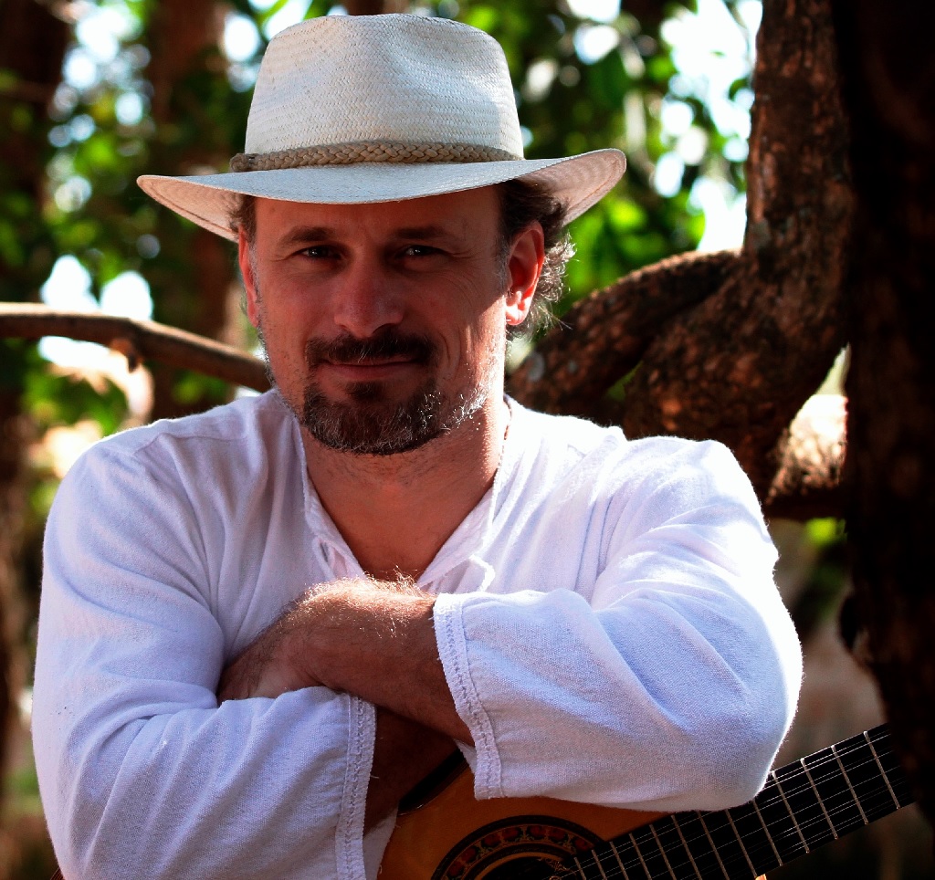 Rodrigo Zanc conquista fãs com viola e voz afinadas pelas batidas do ...