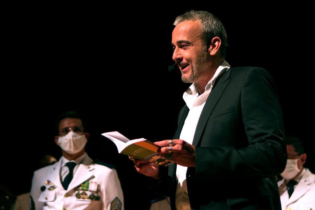 Alexandre Borges se apresenta ao lado do Corpo Musical da Polícia ...