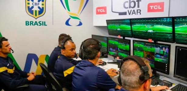Entenda por que o VAR demora a checar lances de impedimento no ...