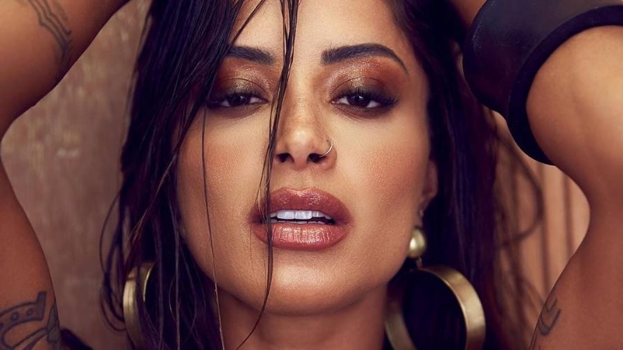 De fio-dental, Aline Campos (Riscado) explana bumbum em cachoeira