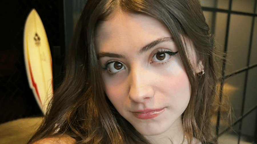 Sofia Espanha explana decotaço de corset e eleva clima
