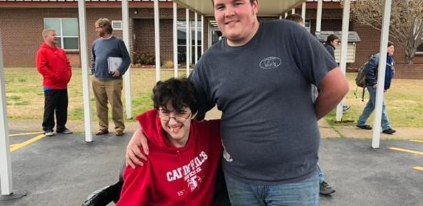 Jovem economiza dinheiro por dois anos e compra cadeira de rodas para ...