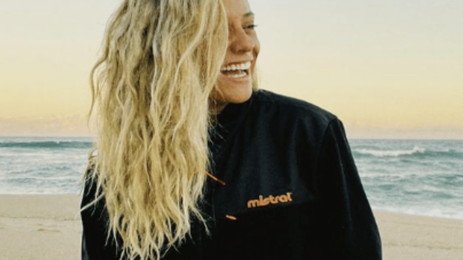 Karol Ribeiro magnetiza e eleva clima com fio-dental verde