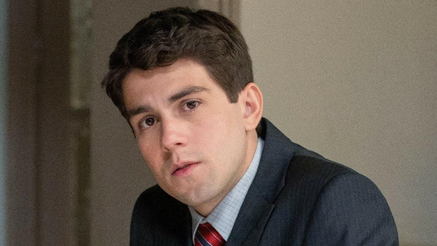 Após descobrir segredo explosivo de Leonel, Júlio se choca