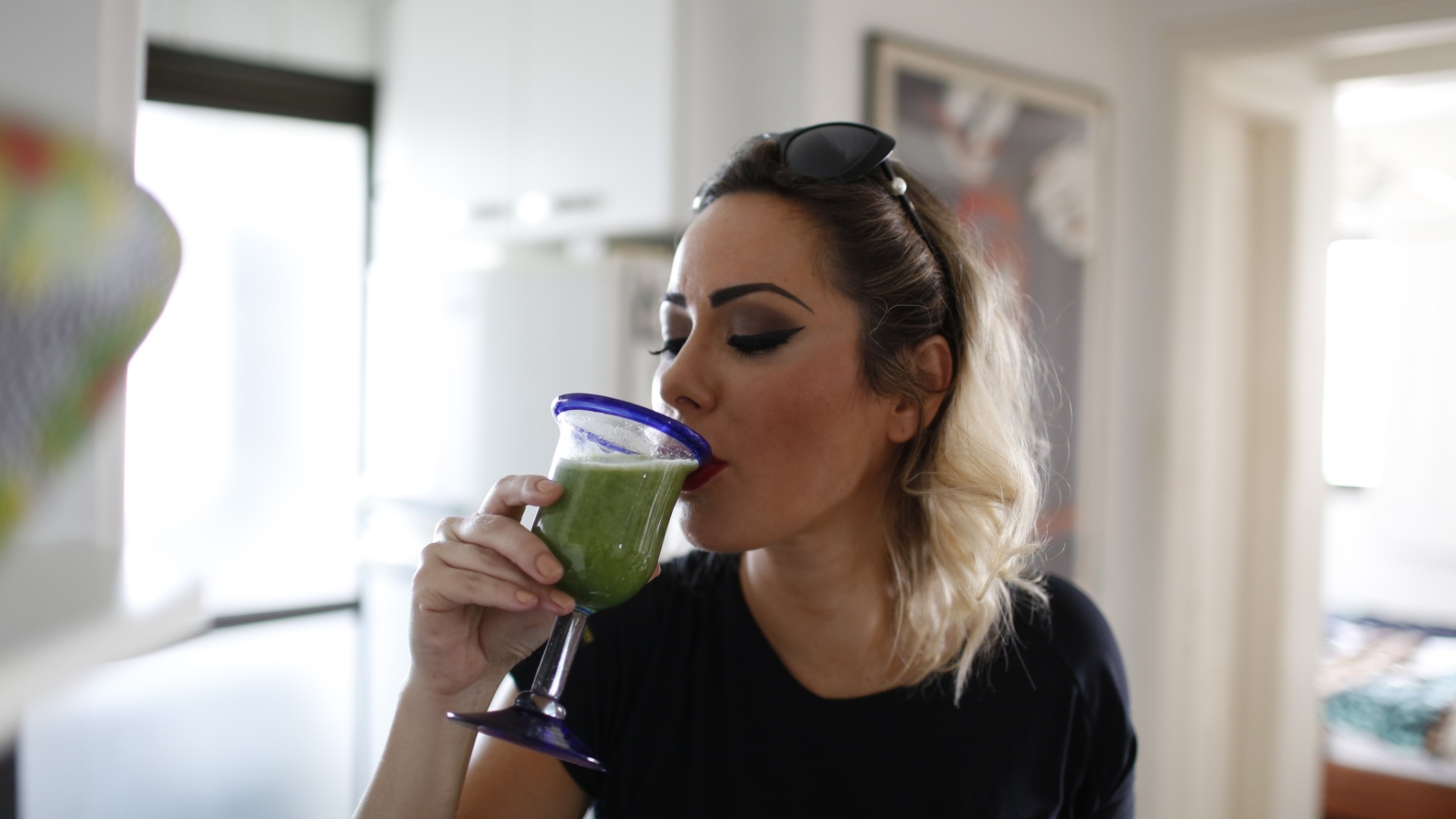 Ju Isen abre as portas de sua casa e mostra a rotina de uma socialite ...