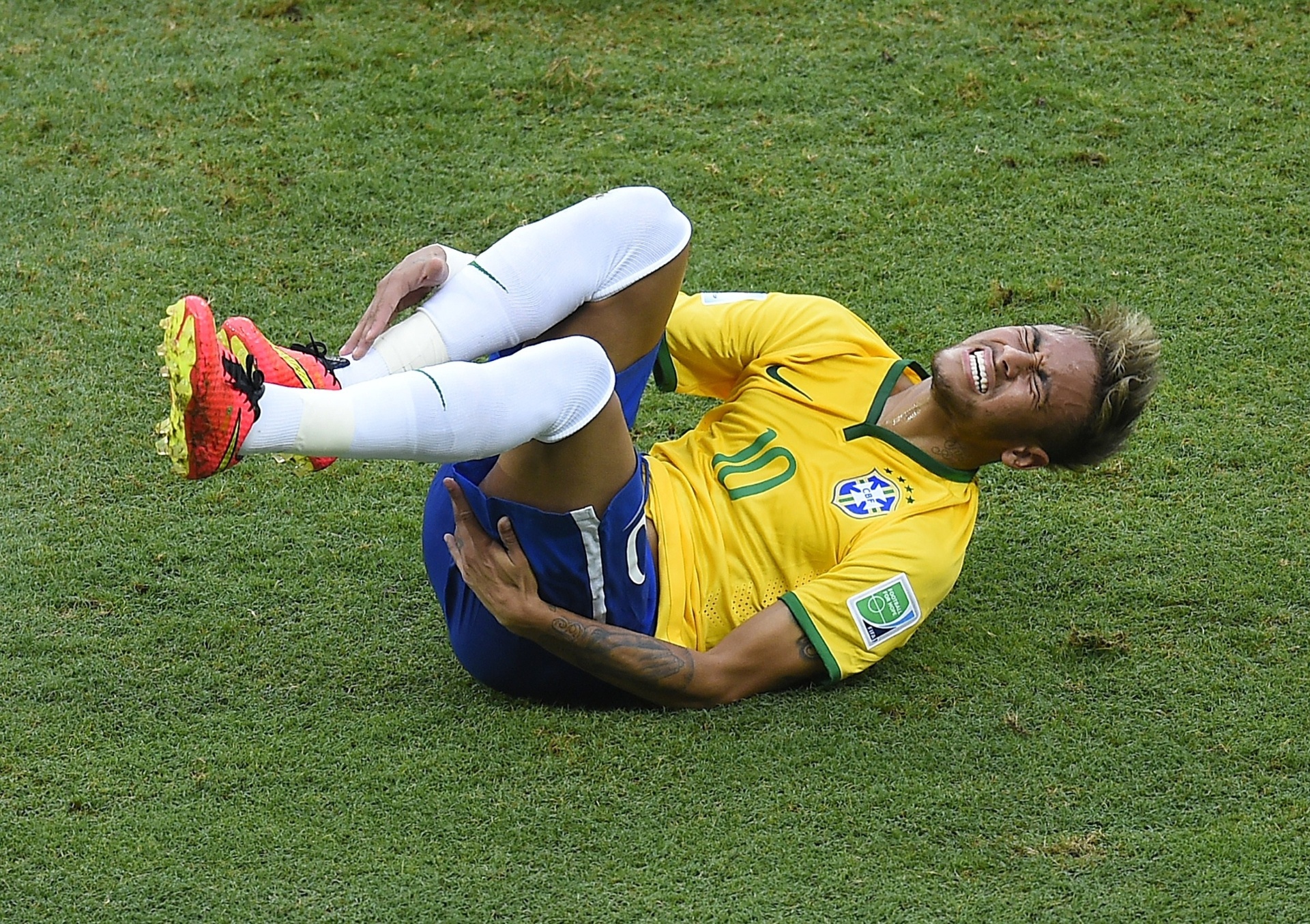 Dez jogos em que Neymar apanhou mais do que ninguém - 12/01/2015 - UOL ...
