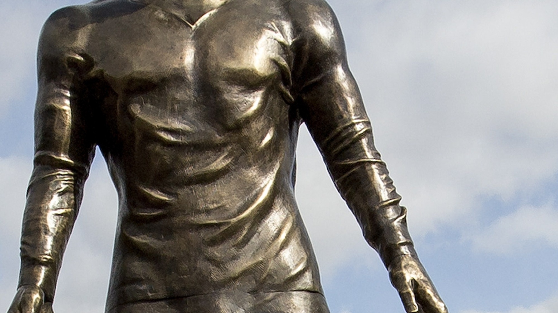 Jornal inglês revela 'ereção' em estátua de Cristiano Ronaldo ...