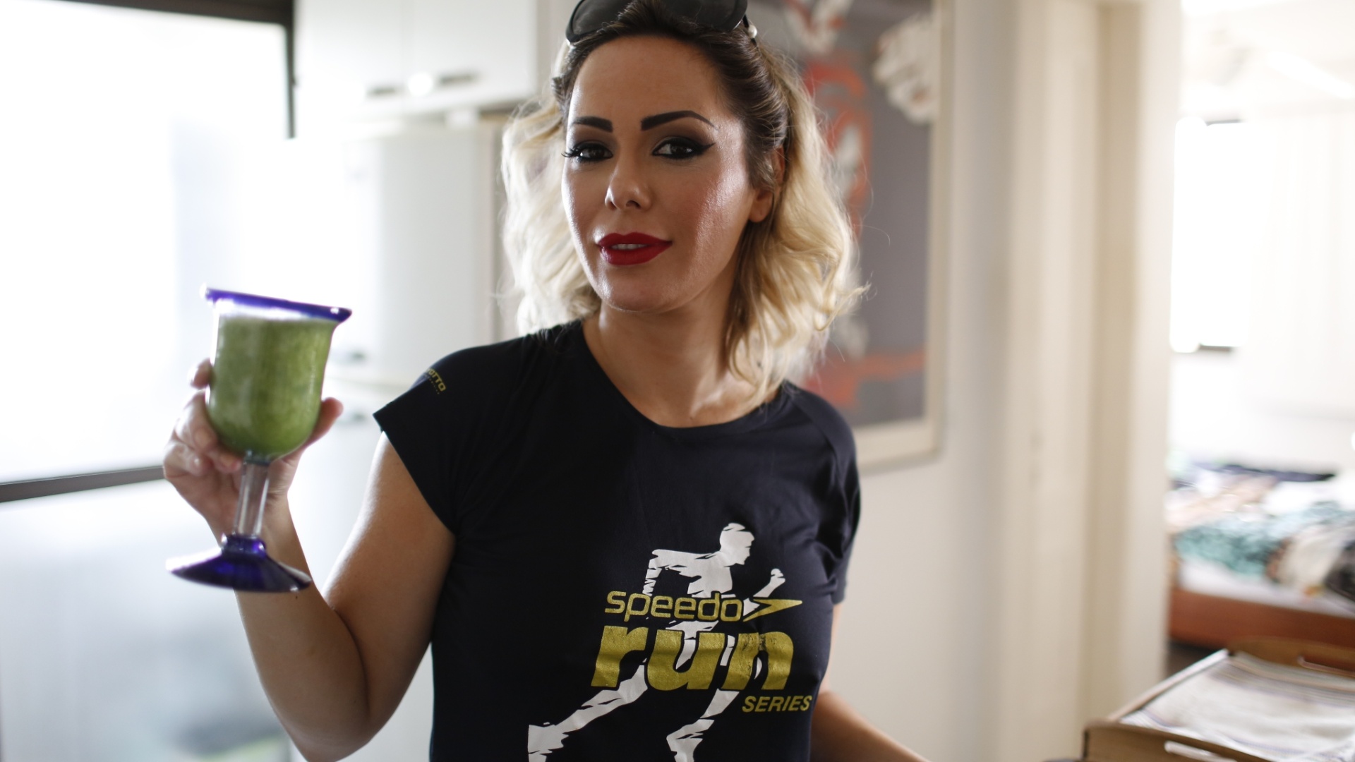 Ju Isen abre as portas de sua casa e mostra a rotina de uma socialite ...