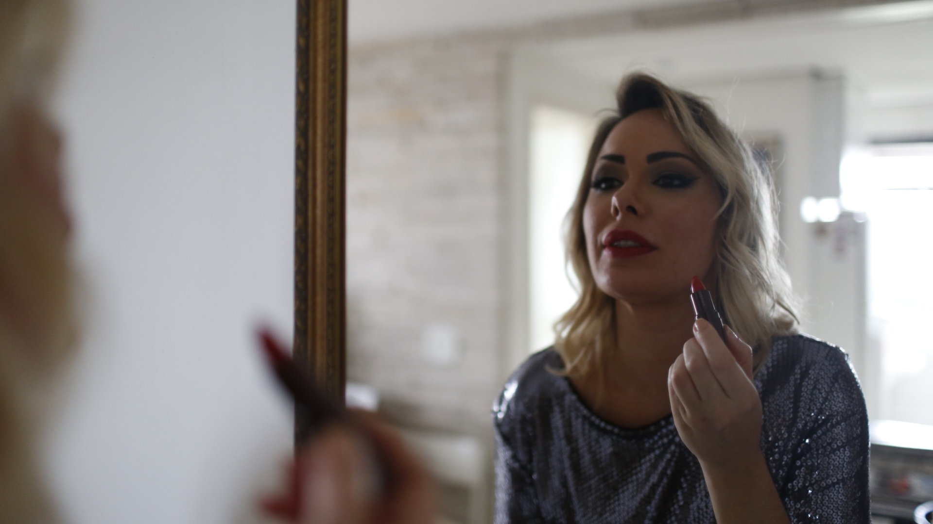 Ju Isen abre as portas de sua casa e mostra a rotina de uma socialite ...