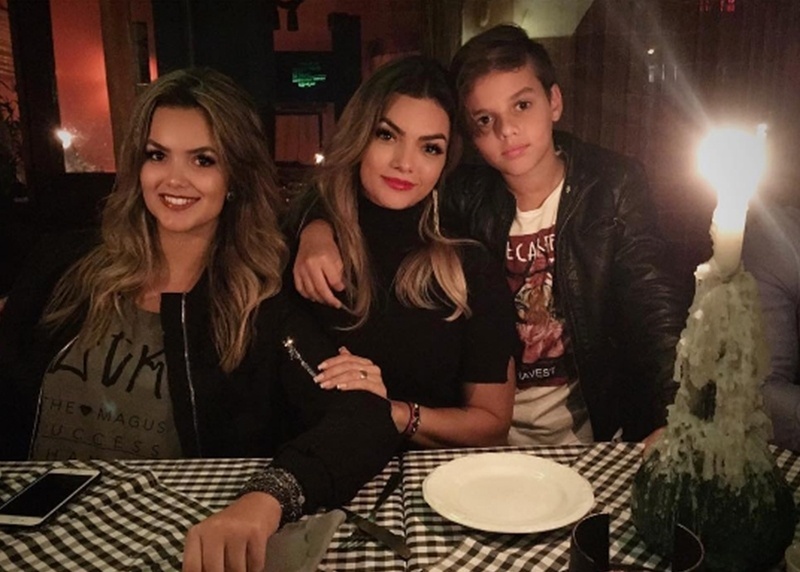 Kelly Key posa ao lado da filha, que é a cara da mãe - Notícias - BOL