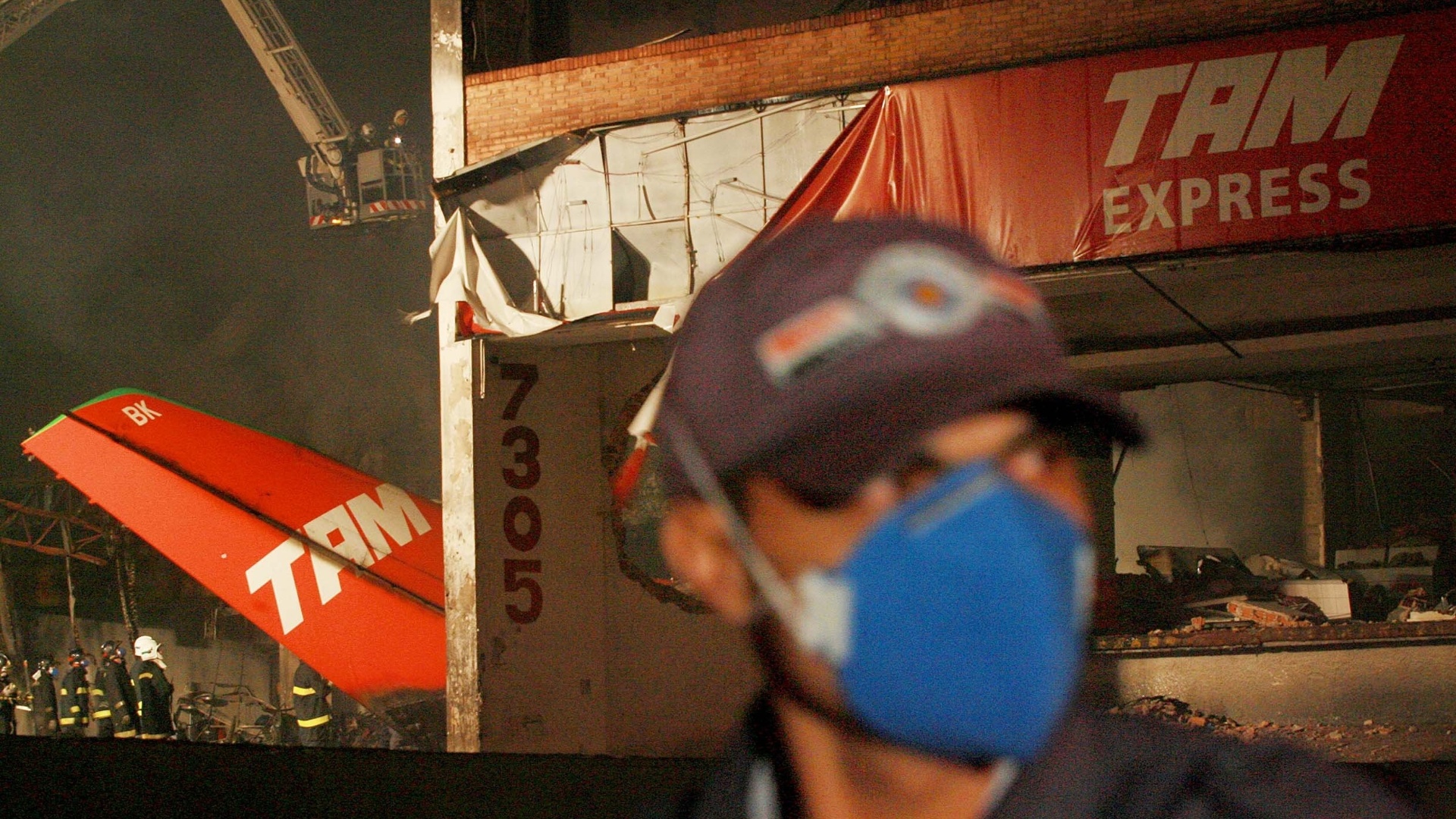 Fotos: Imagens impactantes mostram tragédia da TAM em Congonhas em 2007 ...