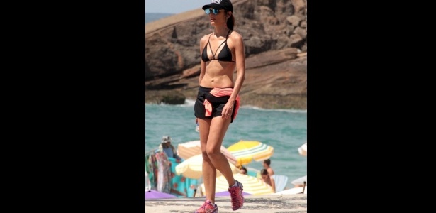 Patrícia Poeta exibe barriga sarada em caminhada pela praia - Notícias ... Patrícia Poeta exibe barriga sarada em caminhada pela praia - Notícias ...