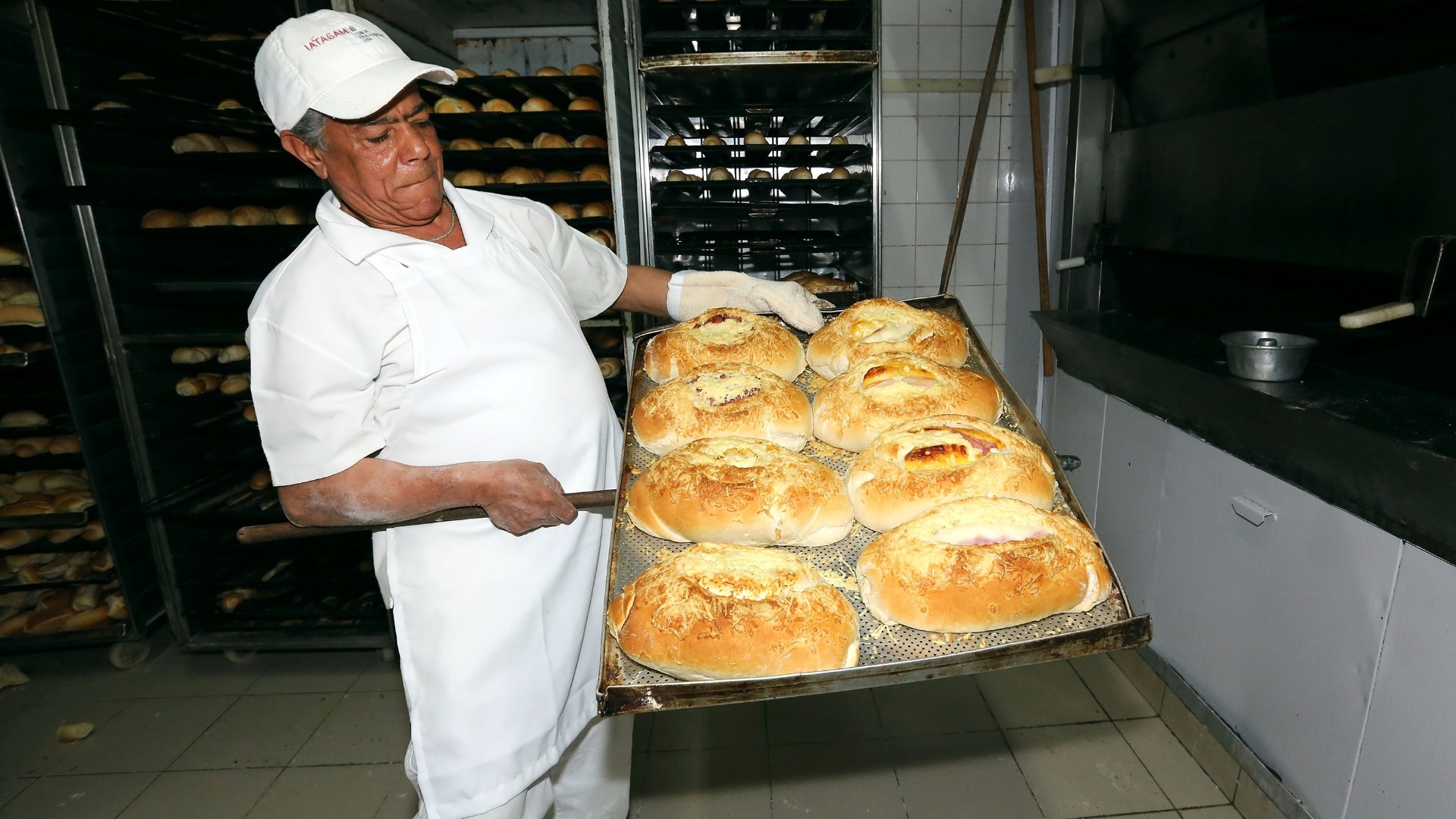 Dia do Padeiro: conheça a rotina de quem torna suas manhãs mais ...