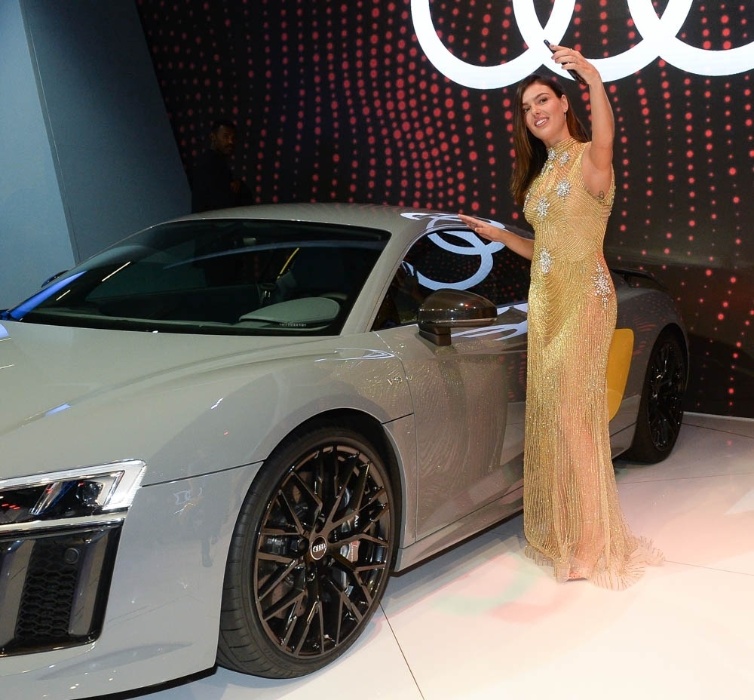 Ísis Valverde usa vestido transparente em apresentação de carrão ...