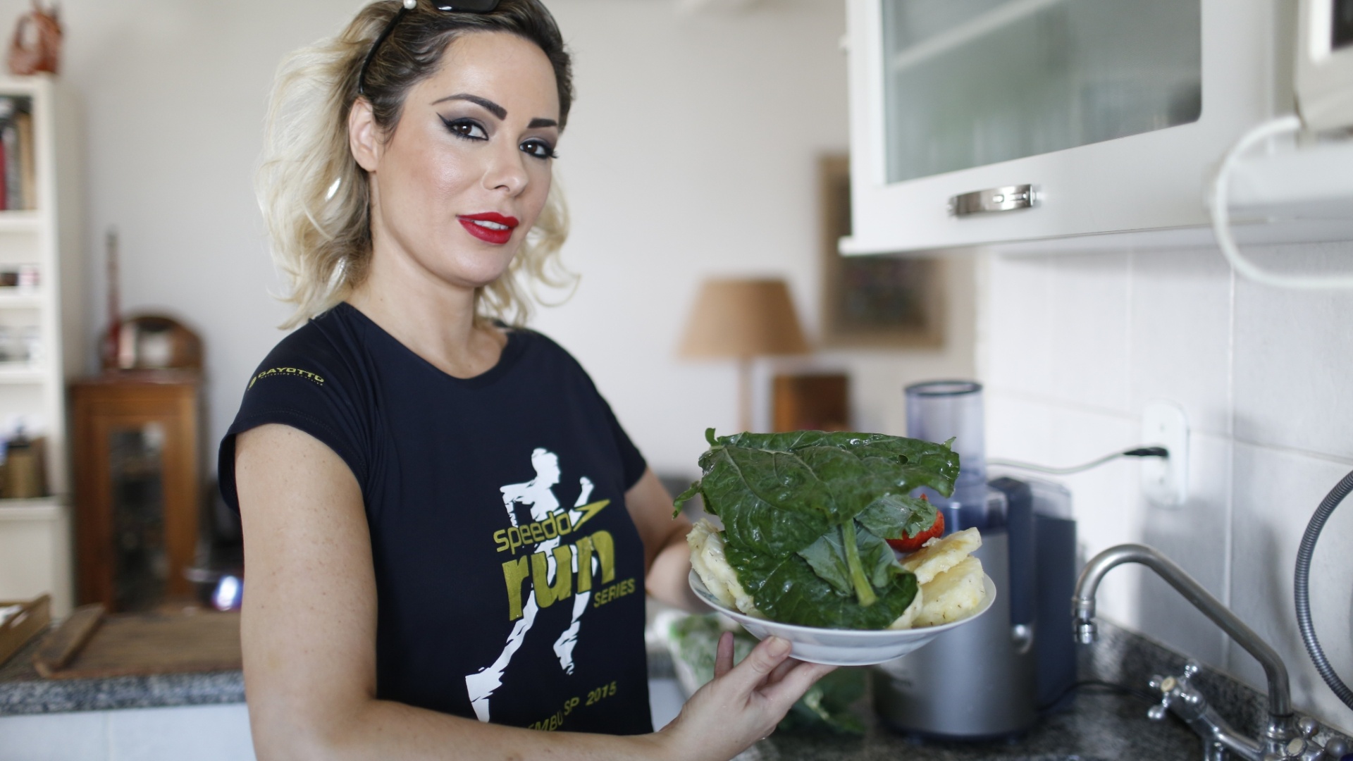 Ju Isen abre as portas de sua casa e mostra a rotina de uma socialite ...