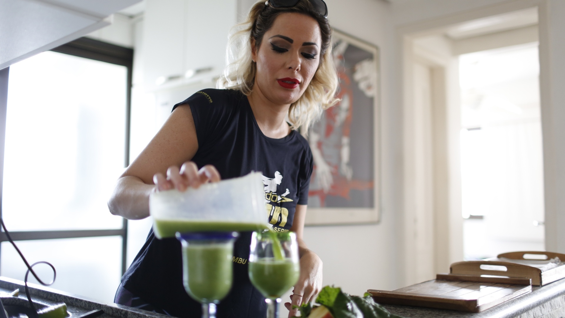 Ju Isen abre as portas de sua casa e mostra a rotina de uma socialite ...