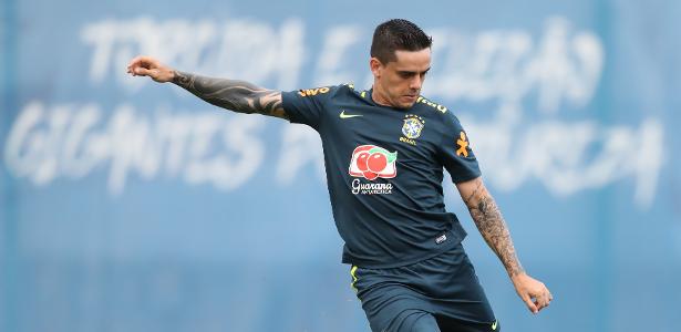 Titular com respaldo, Fagner encara prova de fogo contra fama de ...