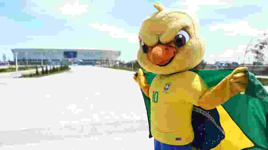 Canarinho toca surdo e puxa novo hit da torcida: "Brasil olê olê olê ...