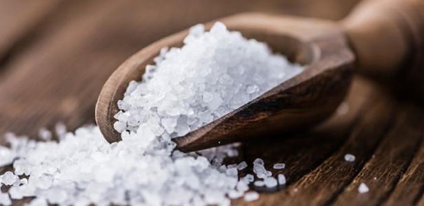 Lavar com sal grosso espanta zica e mau-olhado; veja seus usos mágicos