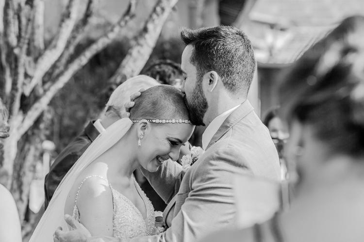 Recém-operada e careca, ela casou em meio a um tratamento de câncer de ...