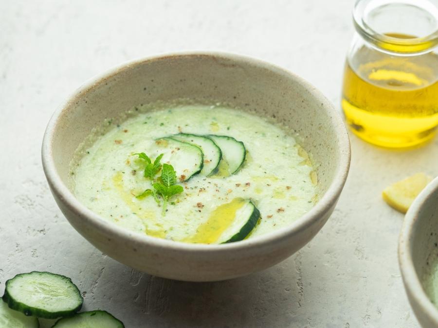 Ajuda a eliminar líquidos, fortalece ossos: os benefícios do pepino