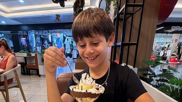 Jonas Sulzbach: Ex-BBB posta foto rara com o filho