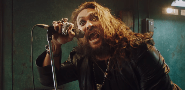 Jason Momoa vira Ozzy Osbourne em clipe de 'Scary Little Green Men ...