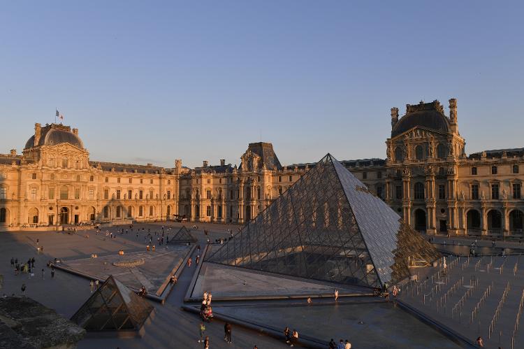 Pirâmide do Louvre: as teorias da conspiração que envolvem ícone de ...