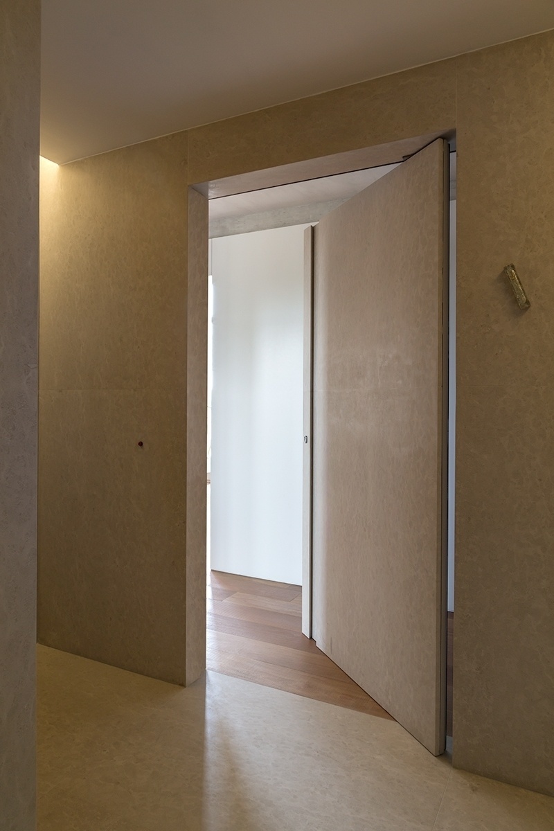 Fotos: Apê tem janelão, porta "invisível" e estante para coleções ...