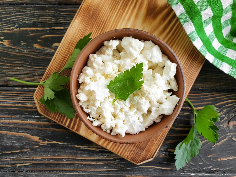 Amplia massa muscular, fortalece imunidade: os benefícios do queijo cottage