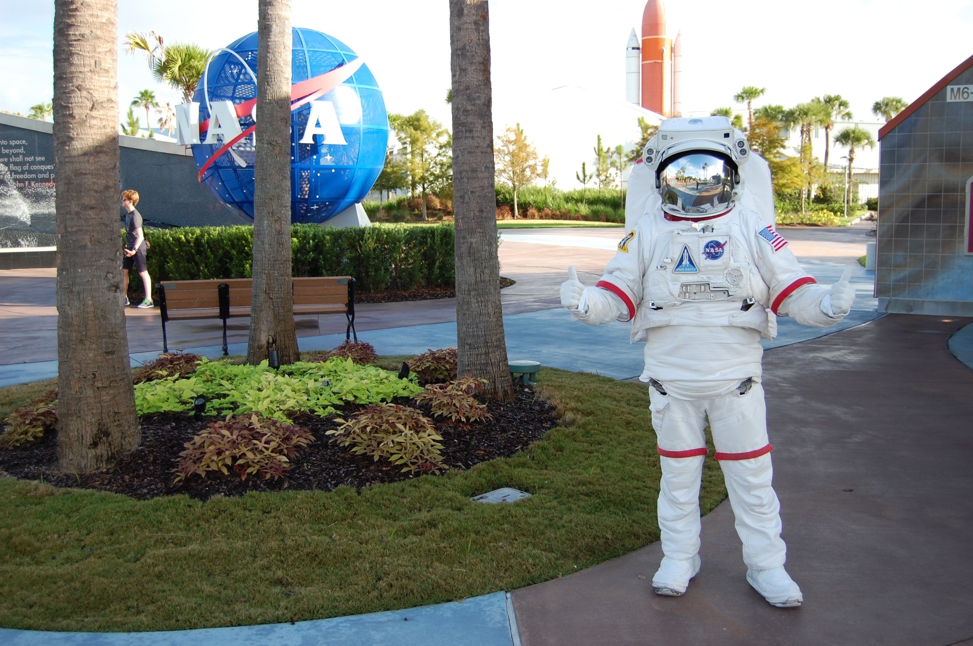 Fotos: Visitantes simulam lançamento e provam comida de astronauta em ...