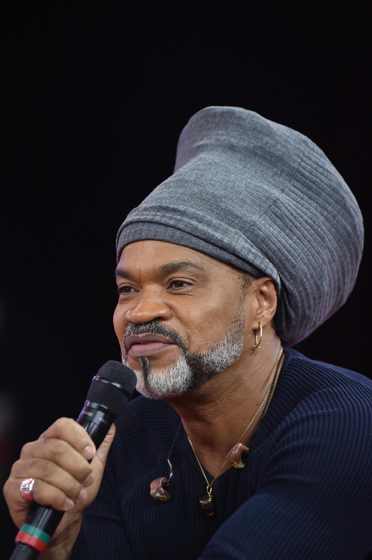 Fotos: 21 momentos que o visual de Carlinhos Brown deu um nó na sua ...