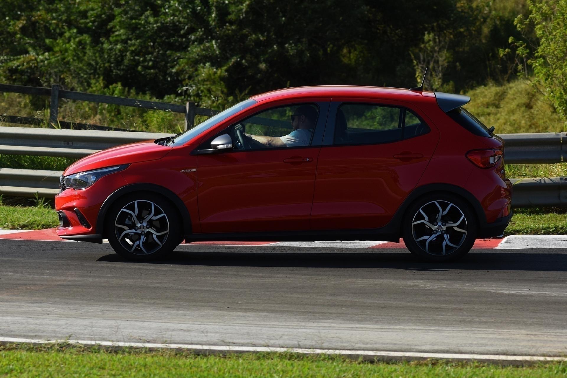 Fiat Argo sedã corre para chegar antes do VW Virtus; veja flagra ...
