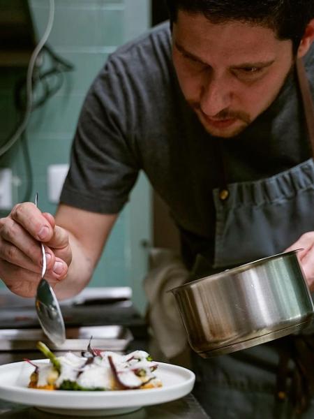 Chefs brasileiros conquistam espaço com restaurantes do exterior