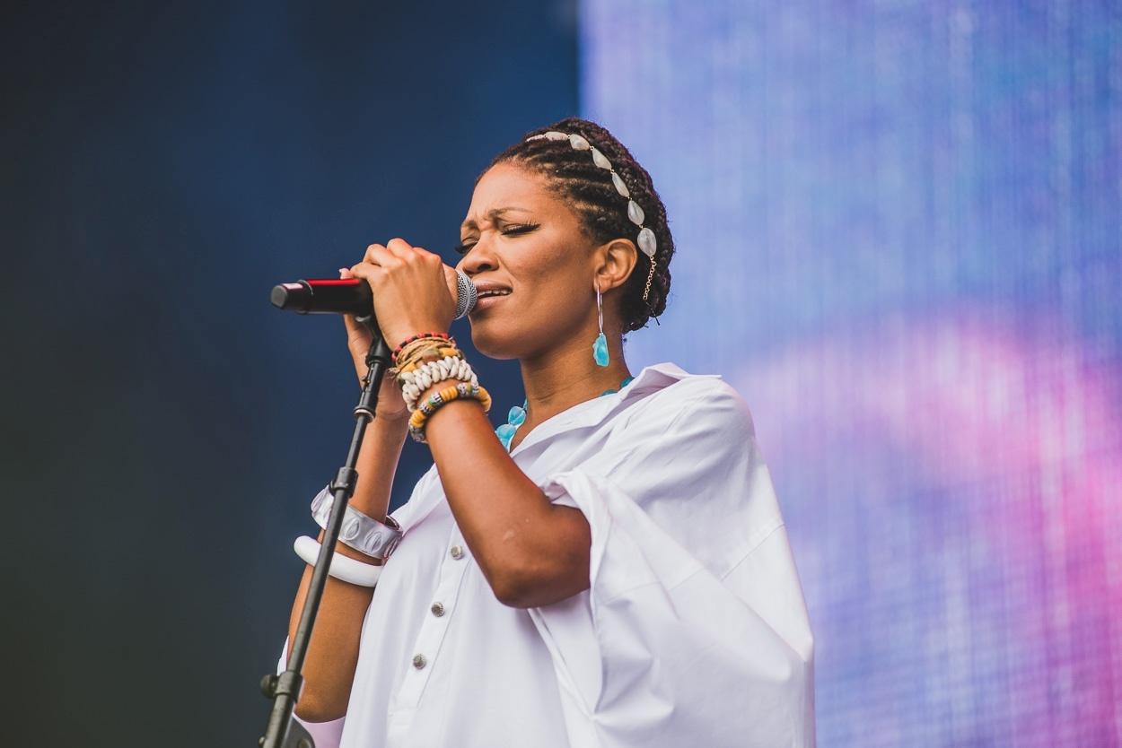 Luedji Luna faz seu Banho de Folhas no Popload Festival debaixo de ...