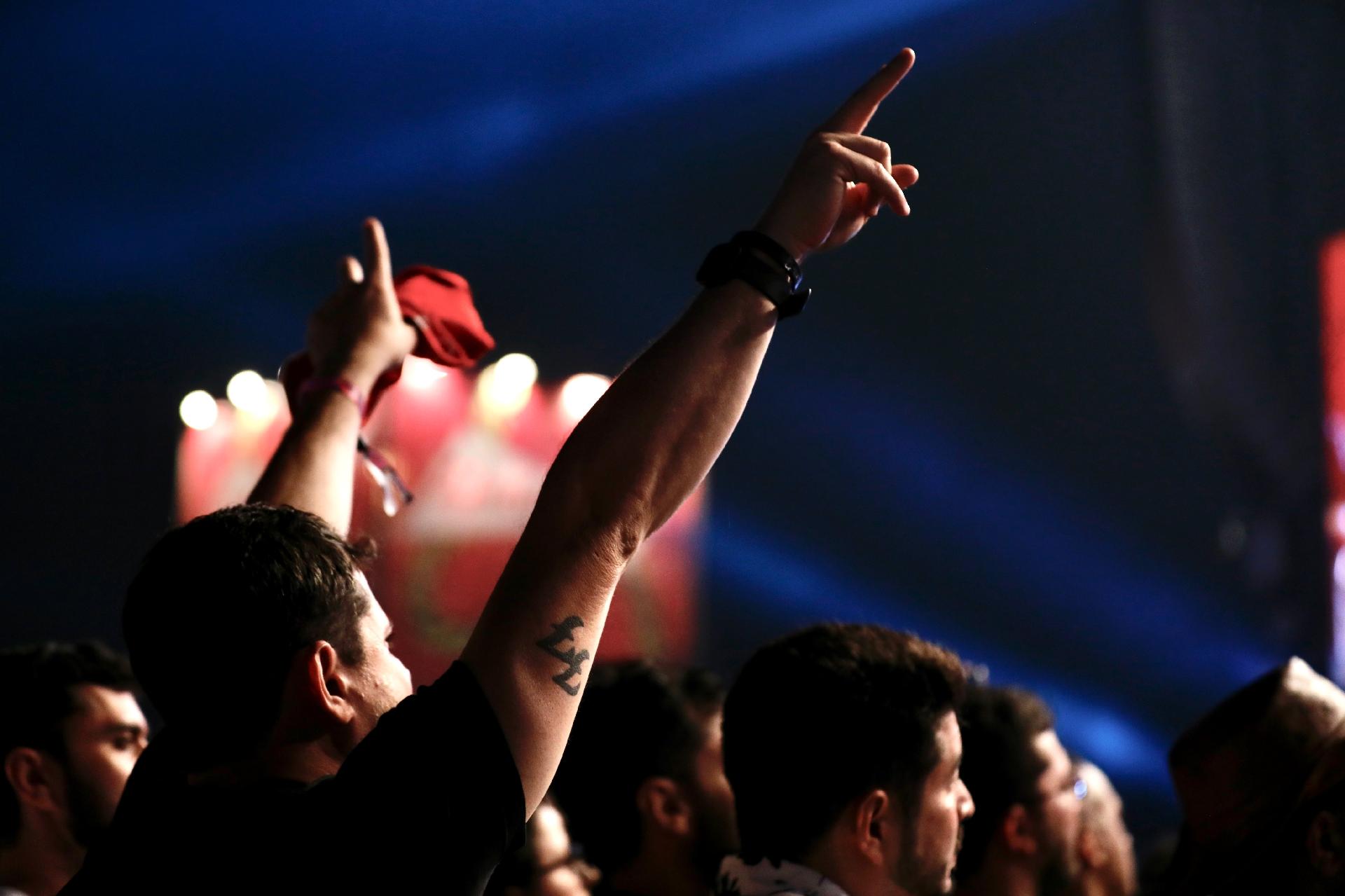 Lollapalooza: Djonga inflama plateia contra Bolsonaro