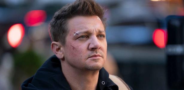 Jeremy Renner foi socorrido por vizinhos e conversava, diz xerife