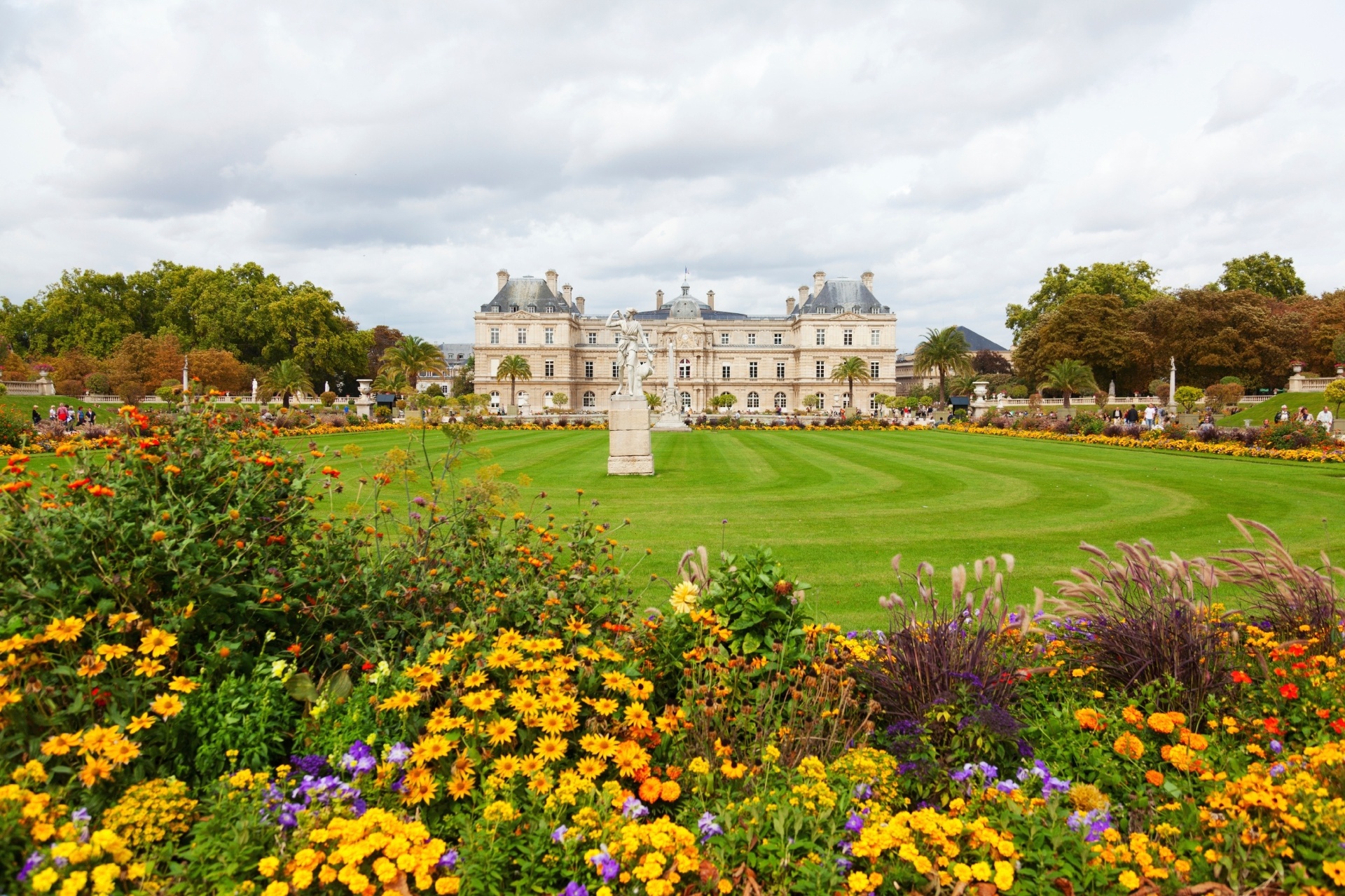 Rios e parques de Paris são um convite ao piquenique - Entretenimento - BOL