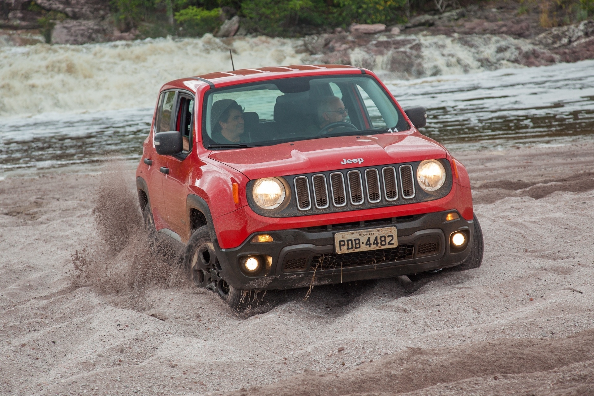 Jeep Renegade aposta no off-road para deixar rivais na lama; assista ...