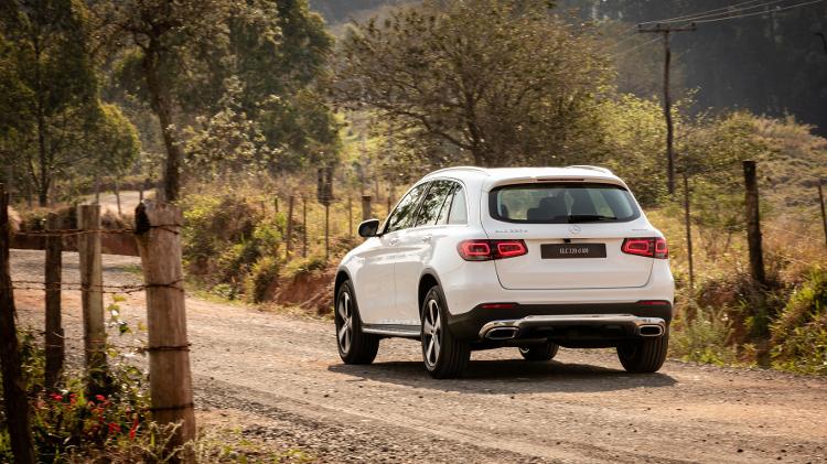 Novo Mercedes-Benz GLC vira diesel para rodar na terra com ostentação