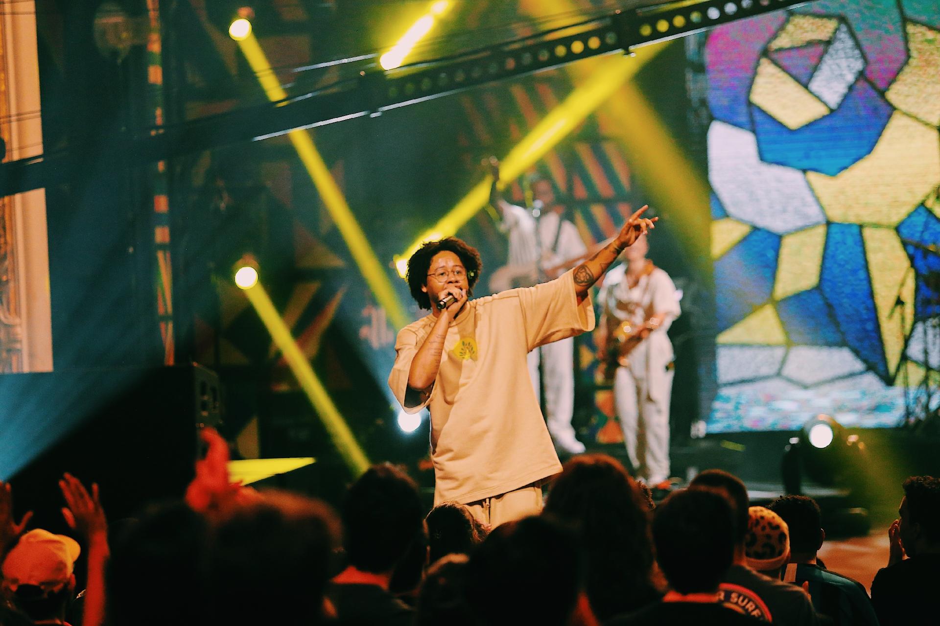 Fotos: Emicida se apresenta no Municipal e mostra que lugar do rap é ...