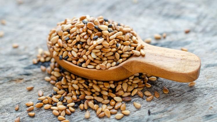 Mais cálcio que leite: veja benefícios do gergelim branco e preto - 12 ...