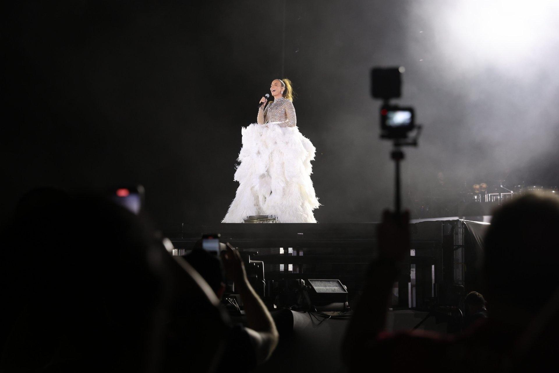 Ivete no Maracanã: veja como foi o show e looks da cantora