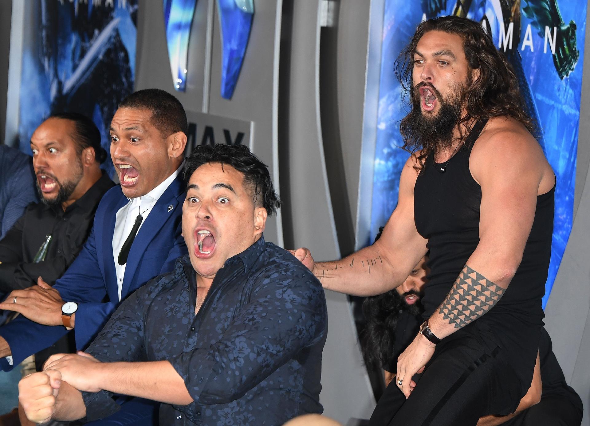 Jason Momoa faz Haka com seus filhos e elenco na estreia de "Aquaman ...