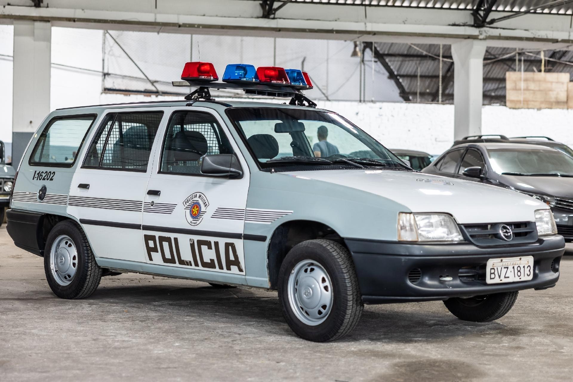 Olha o camburão: PM mantém Veraneio da Rota e último Fusca 'Baratinha'