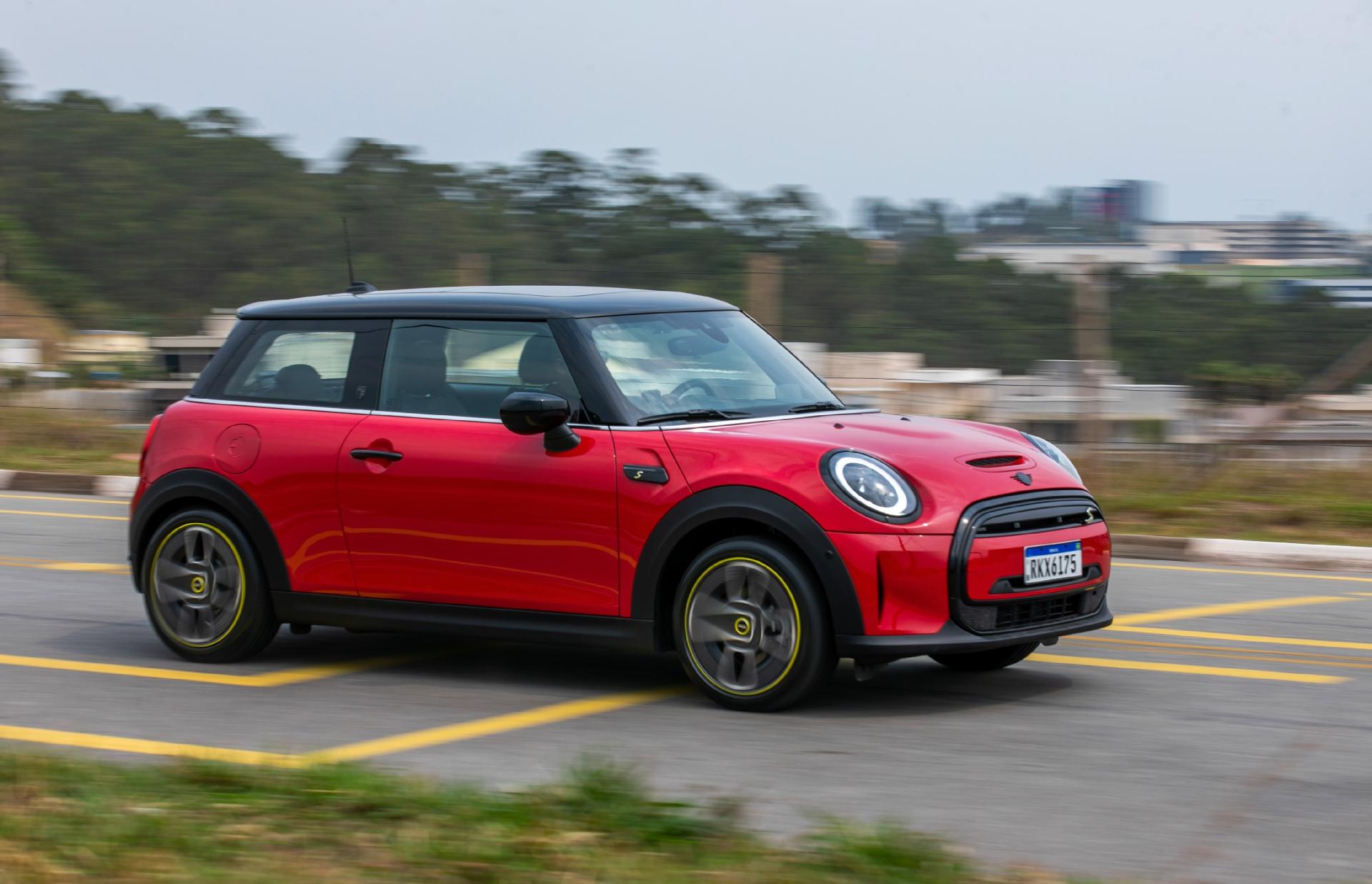 Fiat 500 e Mini Cooper: elétricos e retrôs a R$ 240 mil valem a pena?