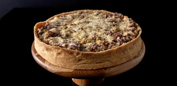 Torta de pera com creme de cardamomo e crumble de noz-pecã: Receita ...